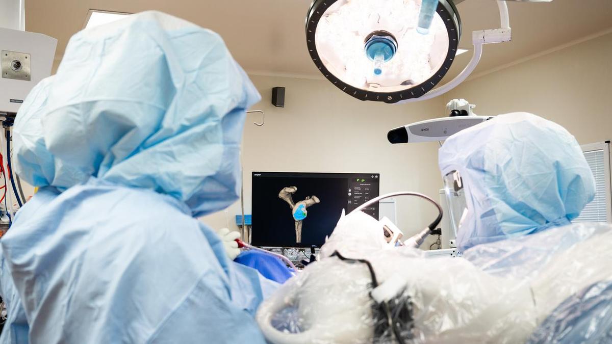 Australian Grandmother Receives First Robotic Shoulder Surgery