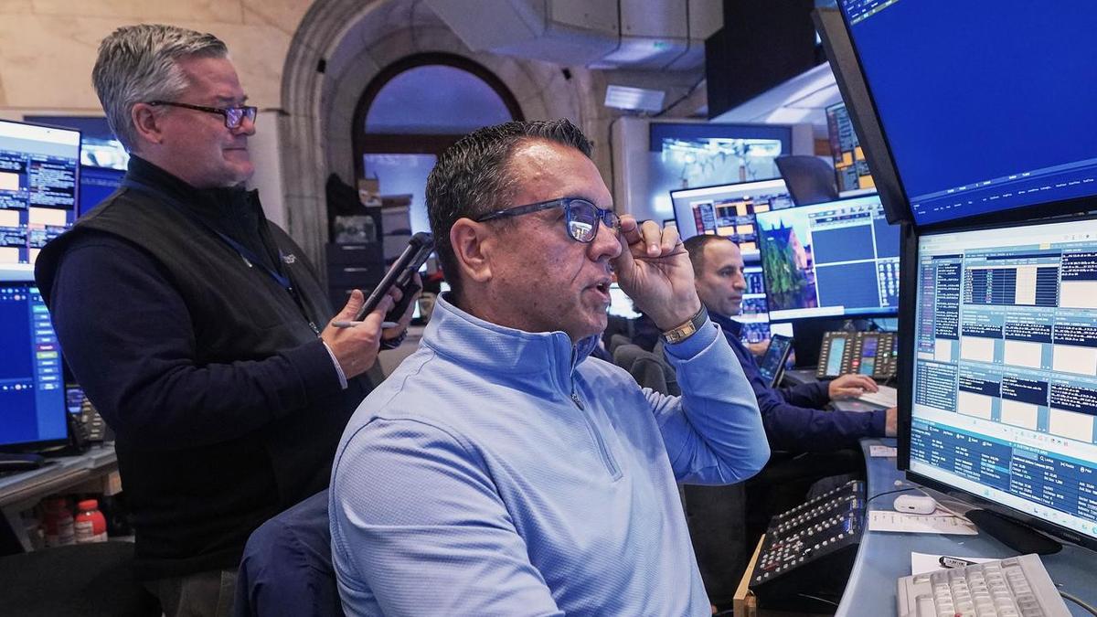 Tech Surge Fuels Wall Street Gains as Fed Rate Cut Bets Rise